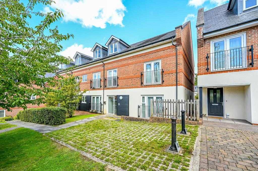 Weatherill Close, Guildford, GU1... 2 bed flat - £1,750 pcm (£404 pw)