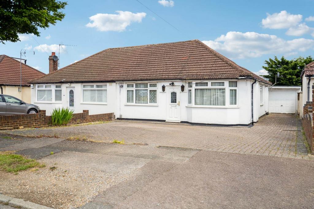 Compton Place, Carpenders Park 3 bed semi-detached bungalow for sale ...
