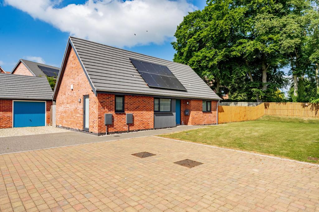 Mayfly Road, Swaffham 2 bed detached bungalow for sale - £300,000