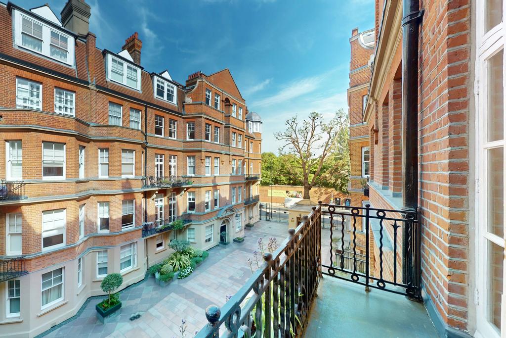 Cheyne Court, London, SW3 3 bed apartment - £2,500,000
