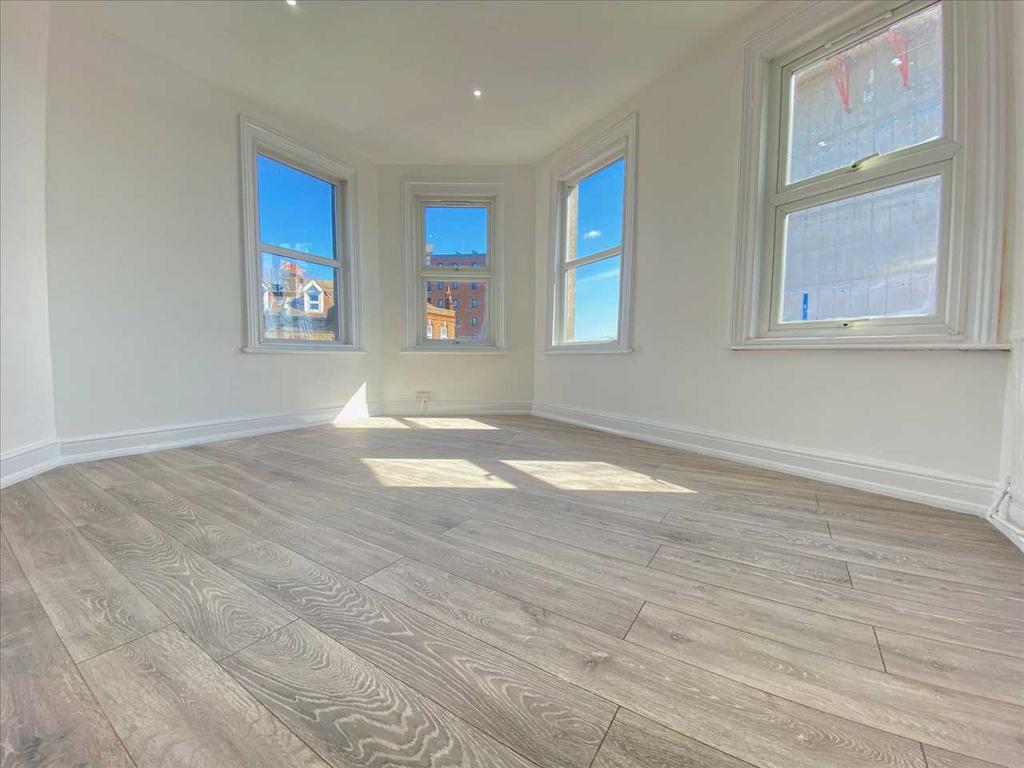 Manor road, West Ealing 2 bed apartment - £2,200 pcm (£508 pw)