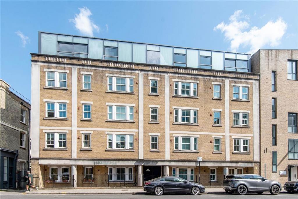 Hackney Road, London E2 2 bed flat to rent - £3,000 pcm (£692 pw)