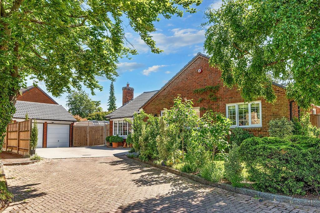 The Green, Leatherhead KT22 3 bed bungalow - £1,050,000