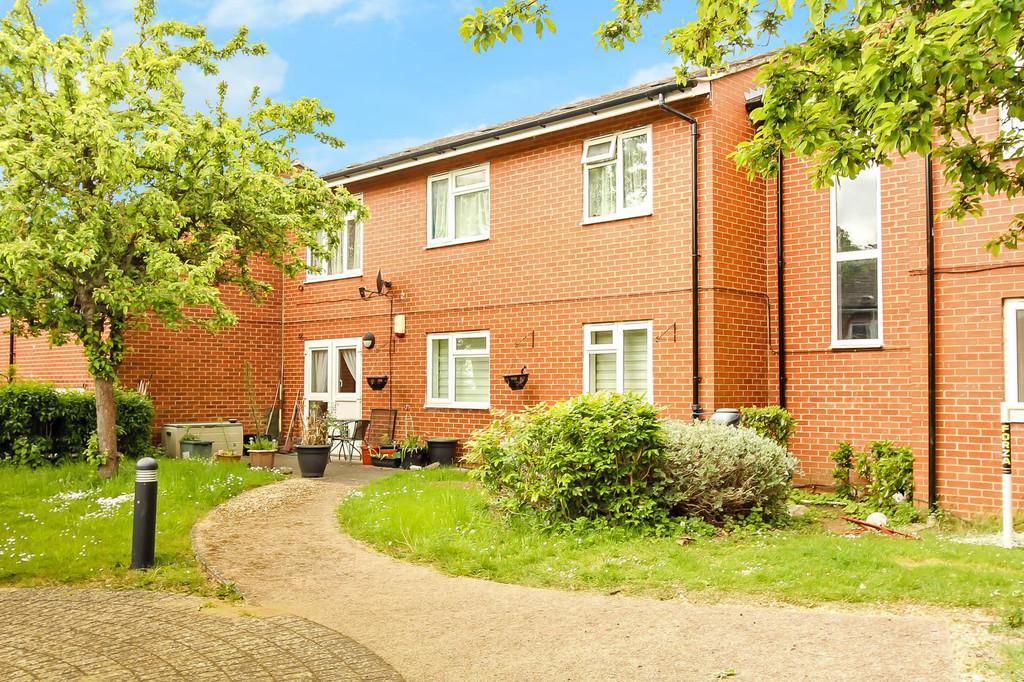Bell Court, Wellingborough NN8 2 bed ground floor flat for sale - £140,000