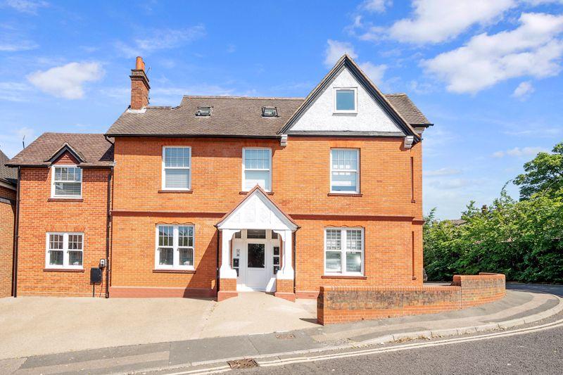 Lower South Street, Godalming GU7 1 bed flat - £1,350 pcm (£312 pw)