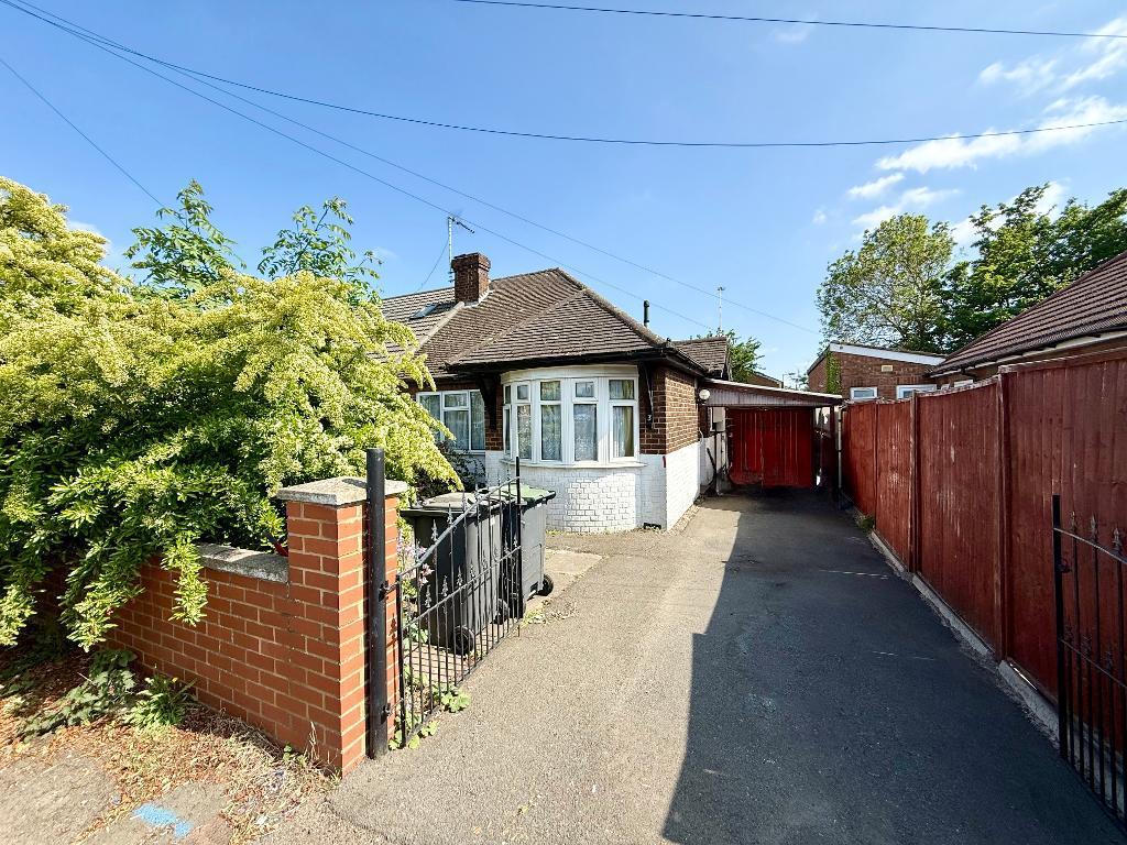 Park Avenue, Sundon Park, Luton... 2 bed bungalow for sale - £300,000