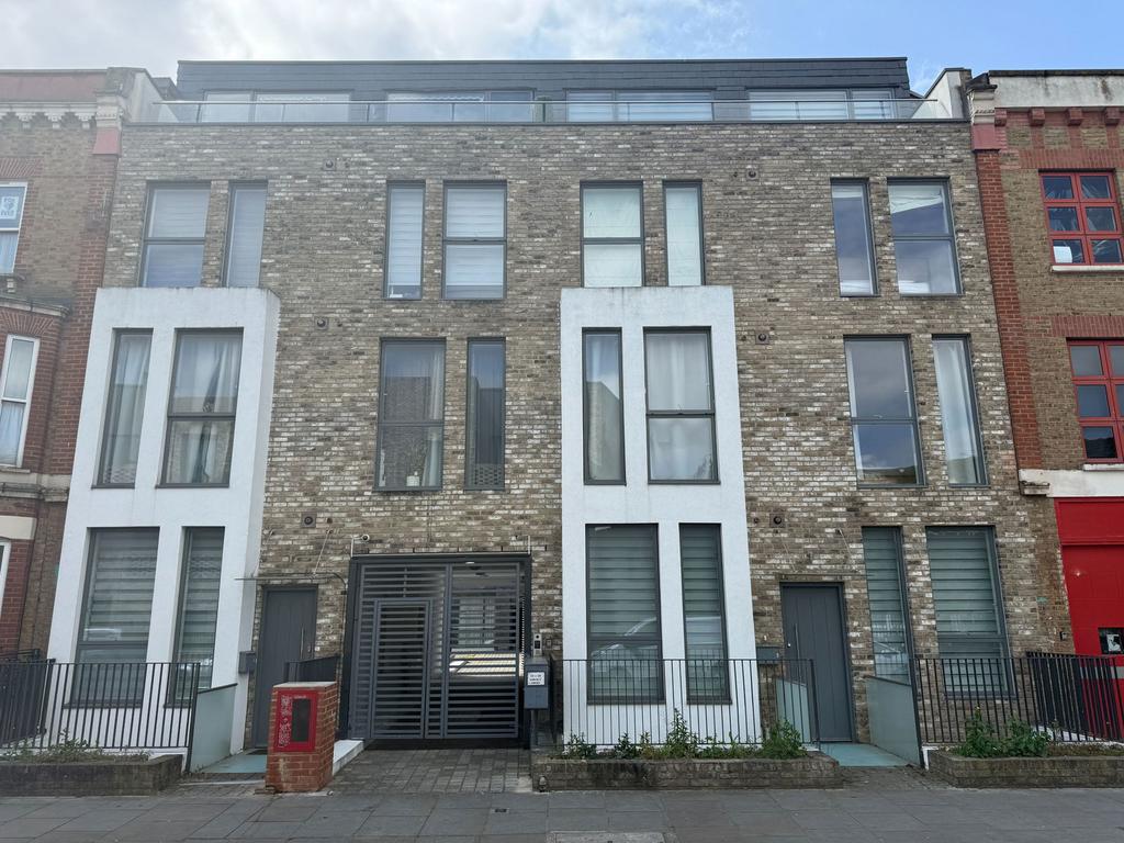 Southern Row, London W10 3 bed flat to rent - £4,000 pcm (£923 pw)
