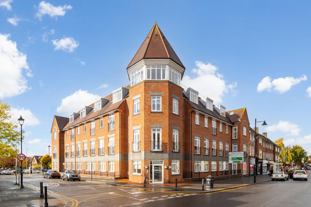 Century House, Cheam SM3 2 bed apartment to rent - £1,800 pcm (£415 pw)