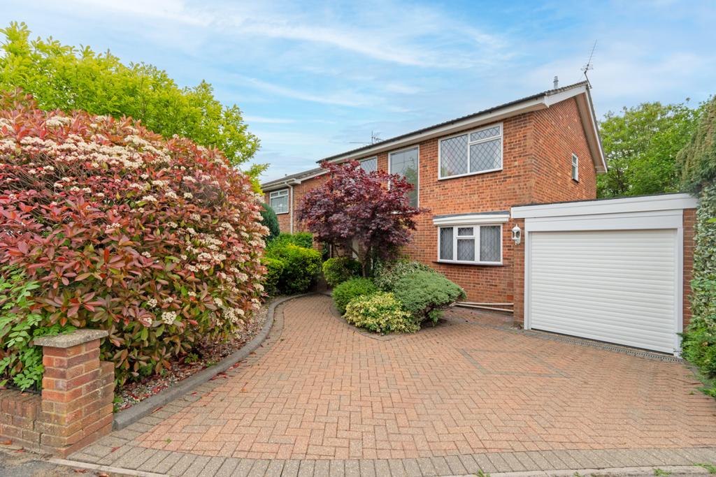 Woodview Road, Essex CM6 4 bed detached house for sale - £475,000