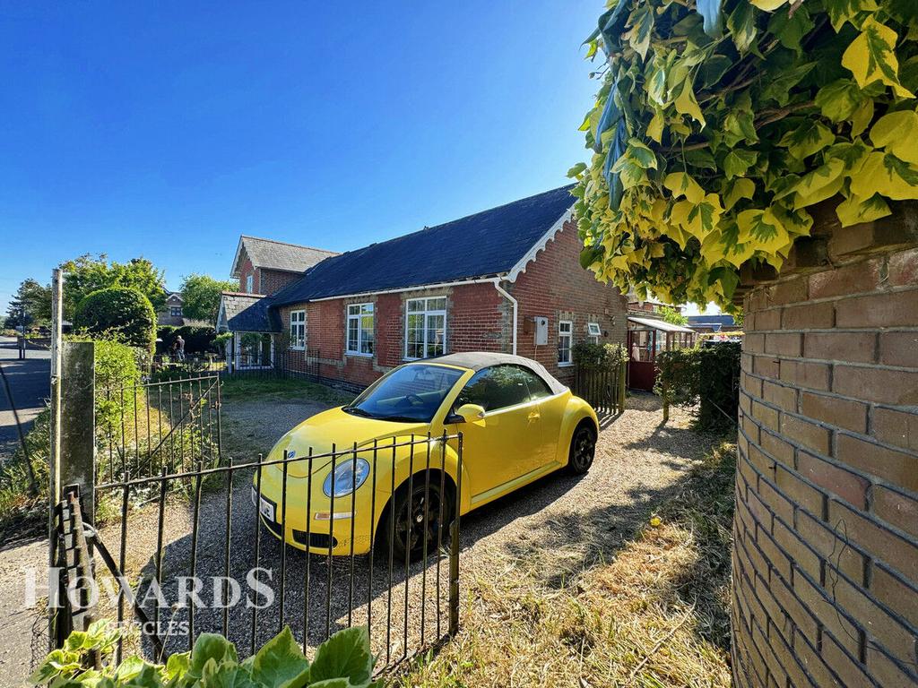 Loddon Road, Beccles 2 bed semi-detached bungalow for sale - £190,000
