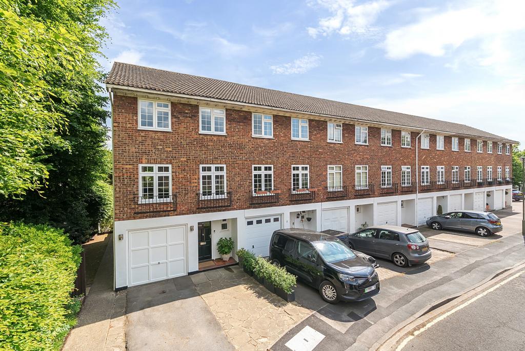 Langley Walk, Woking, GU22 3 bed end of terrace house - £610,000