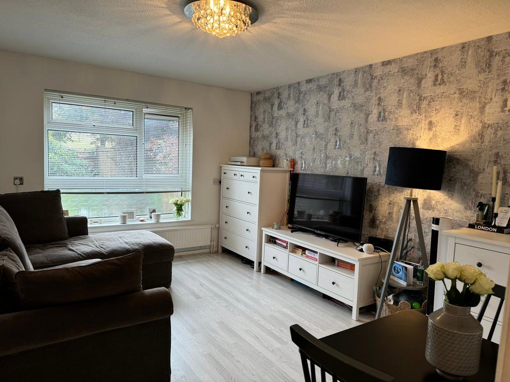 Pennine Road, Slough SL2 1 bed apartment to rent - £1,075 pcm (£248 pw)