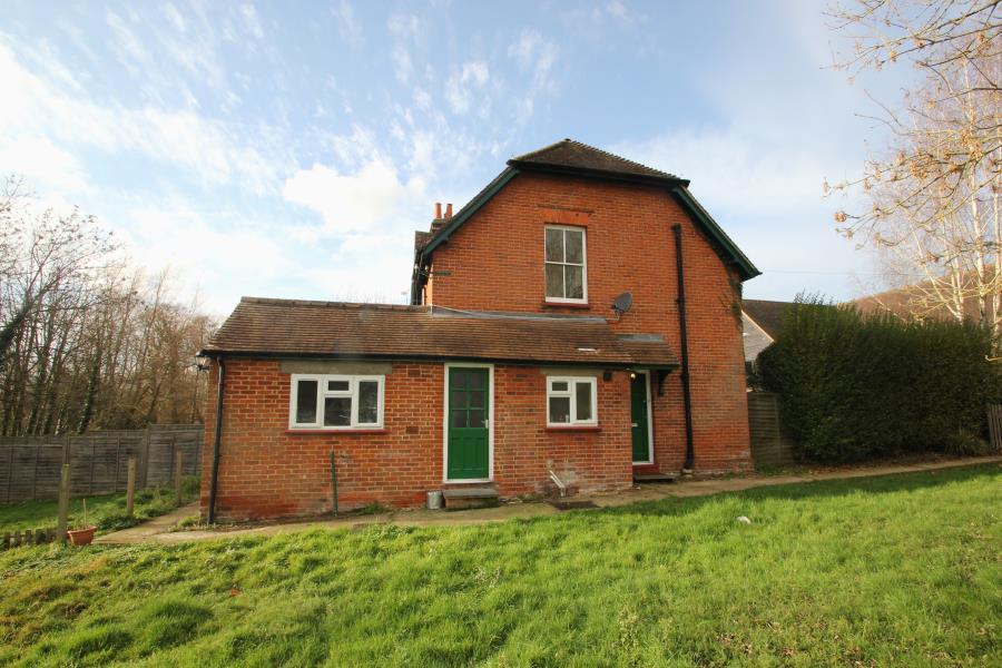 Hoebridge Cottages, Woking GU22 3 bed semi-detached house - £1,400 pcm ...