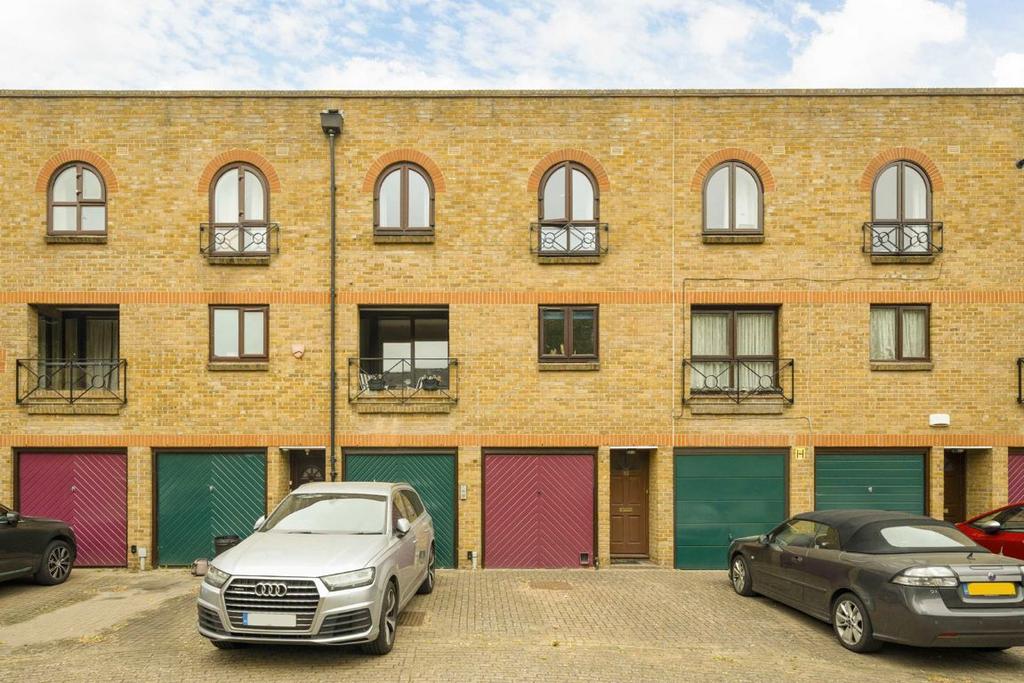 Portland Square, London E1W 2 bed house to rent - £2,249 pcm (£519 pw)