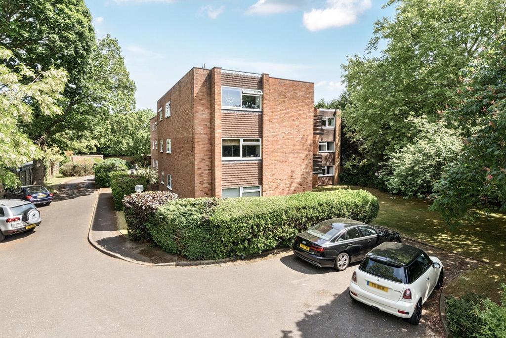 Oatlands Chase, Weybridge, KT13 2 bed flat - £450,000