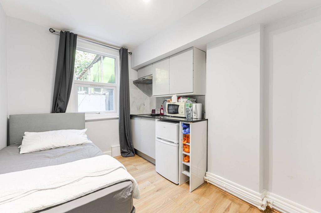 Lexham Gardens, South Kensington... Studio - £2,275 pcm (£525 pw)