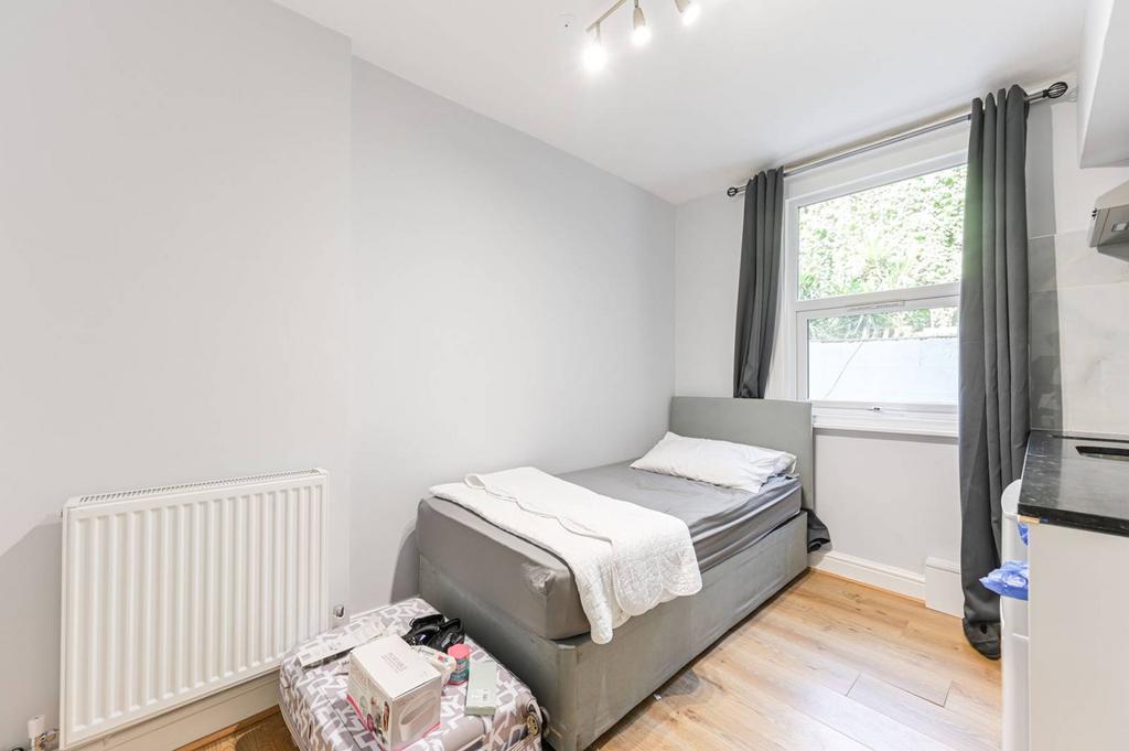 Lexham Gardens, South Kensington... Studio to rent - £2,501 pcm (£577 pw)
