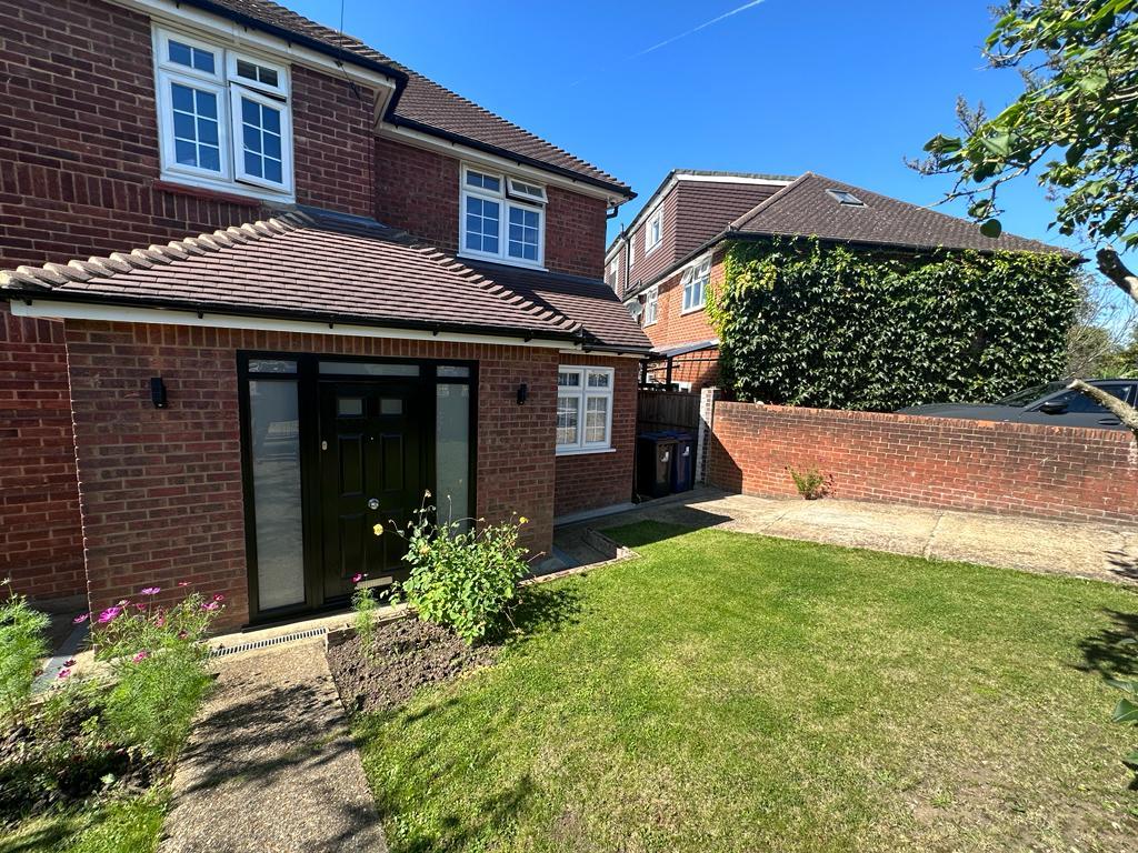 Greenford UB6 2 bed semi-detached house - £2,400 pcm (£554 pw)