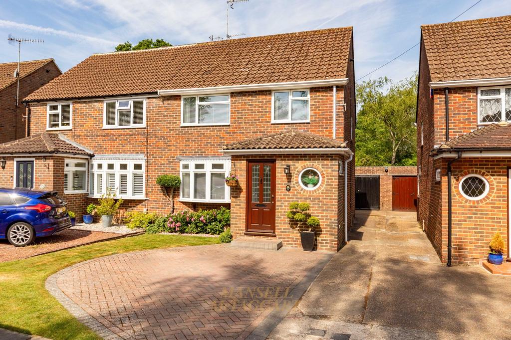 Crossways, Crawley RH10 3 bed semi-detached house - £475,000