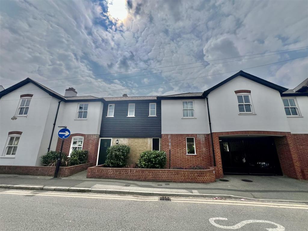 Ross Wharf, High Street, Benfleet 2 bed flat to rent - £1,220 pcm (£282 pw)