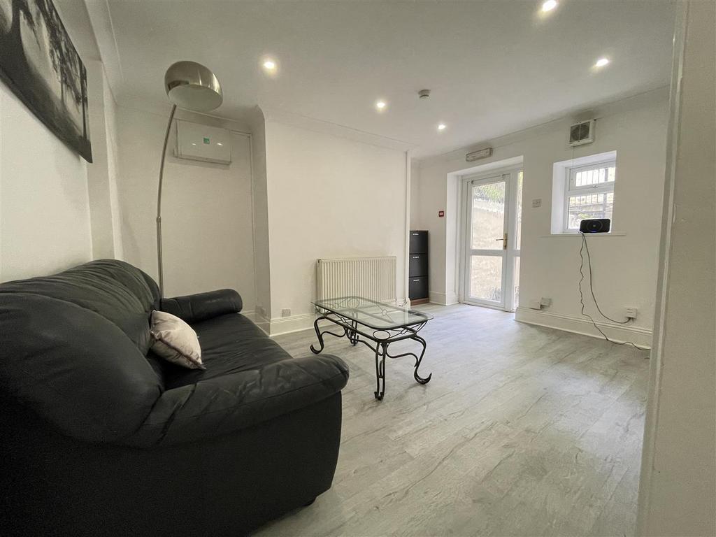 Gordon Road, Cardiff 1 bed apartment to rent - £900 pcm (£208 pw)