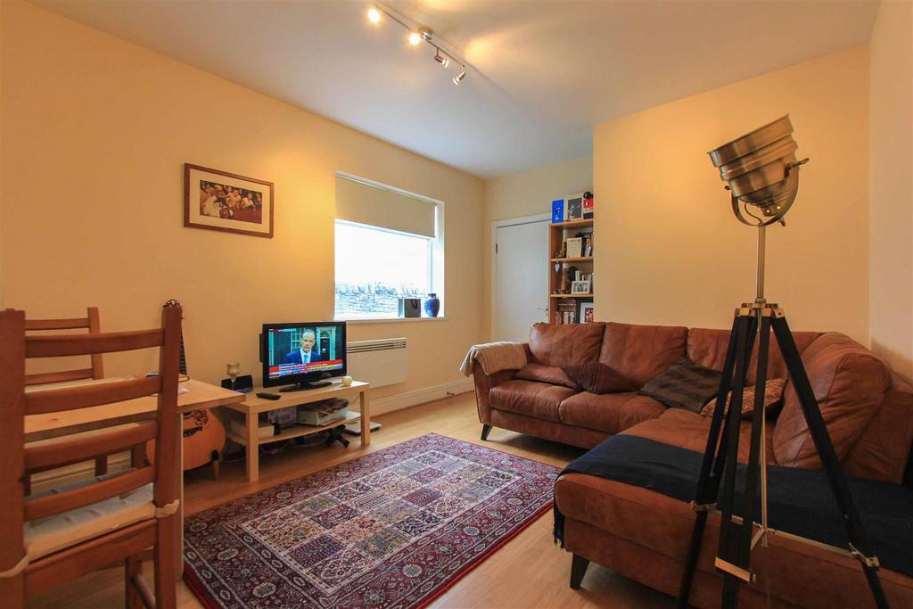 Marlborough Road, Cardiff CF23 2 bed flat - £1,200 pcm (£277 pw)