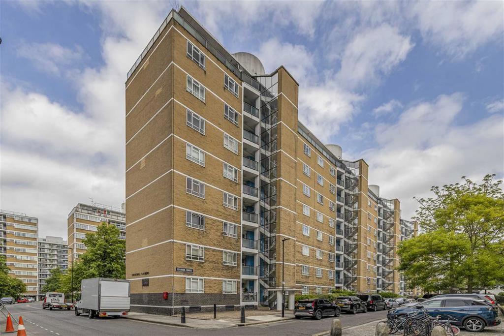 Churchill Gardens, London SW1V 3 bed flat for sale - £570,000