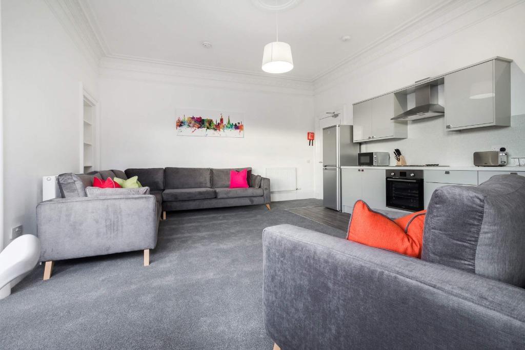 (2f2) Merchiston Crescent, Edinburgh... 5 bed flat - £3,600 pcm (£831 pw)