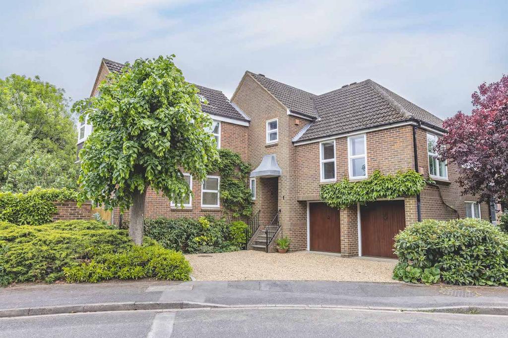 Agars Place, Datchet SL3 5 bed detached house - £1,100,000