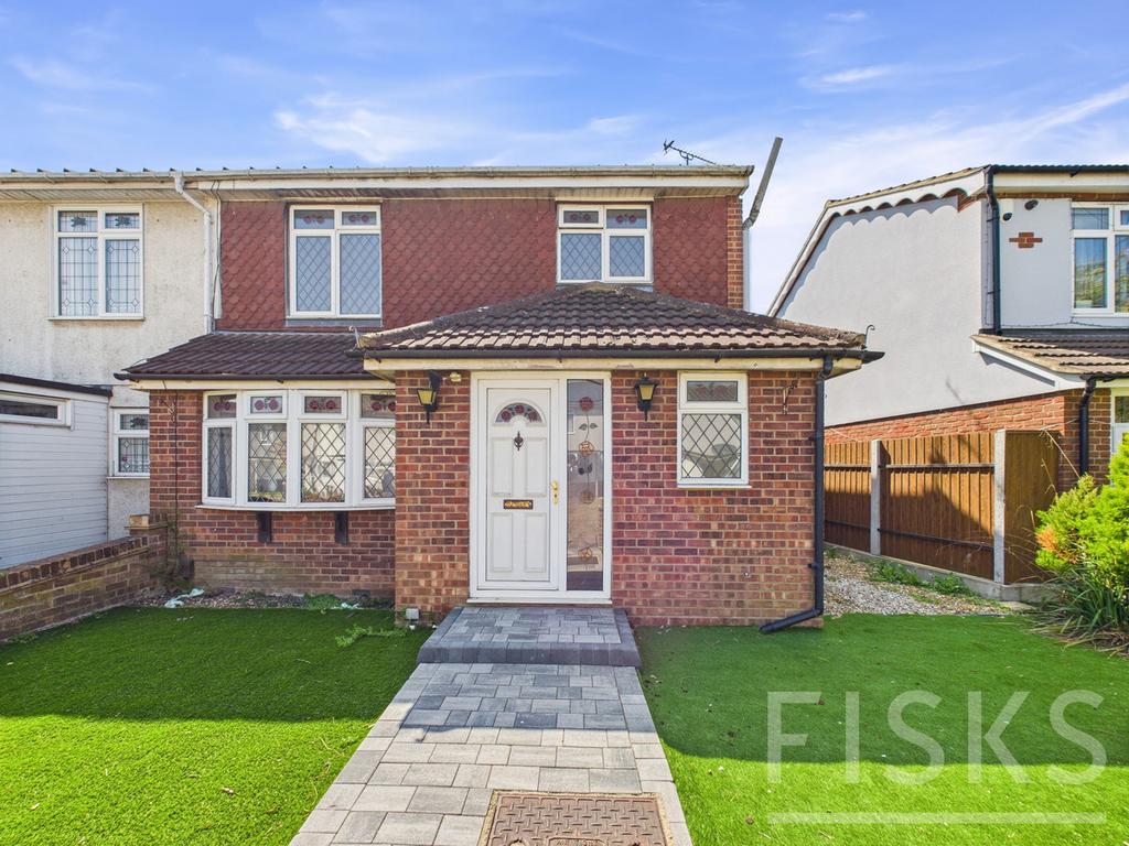 Manor Avenue, Basildon, SS13 3 bed end of terrace house - £300,000