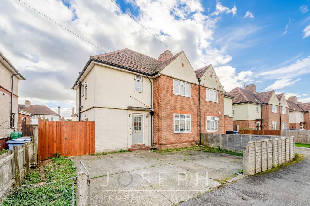 Byron Road, Ipswich, IP1 3 bed semi-detached house - £240,000
