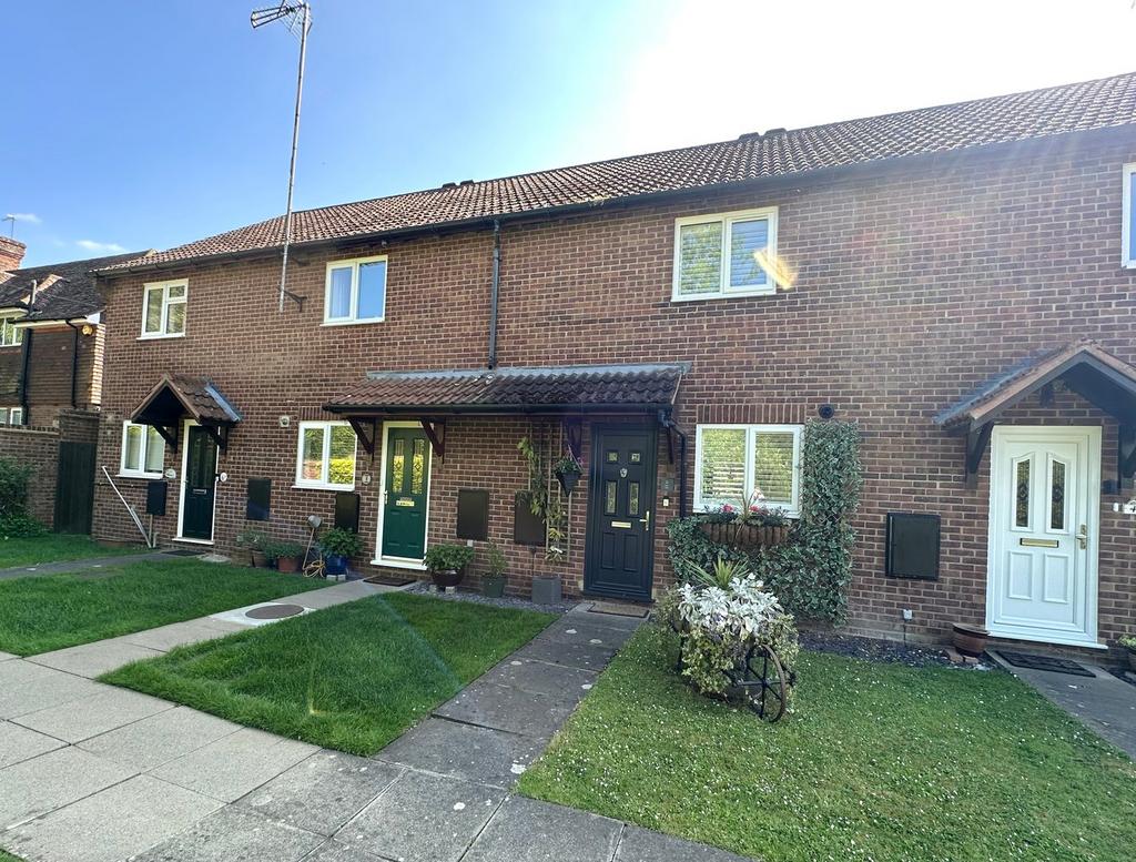 Oakview, Bovingdon HP3 2 bed terraced house - £450,000