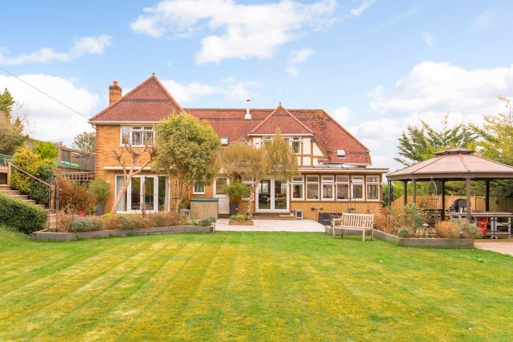 Tring HP23 5 bed detached house - £1,500,000