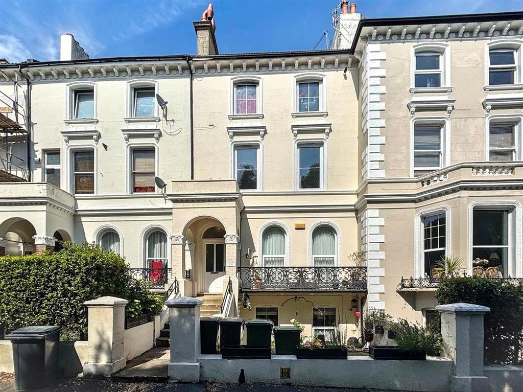 Upperton Gardens, Eastbourne 2 bed flat - £189,950