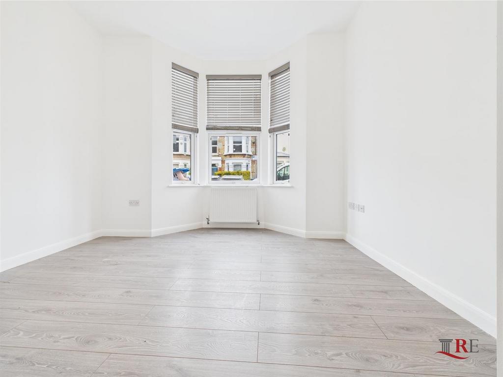 Beaconsfield Road, London, NW10 2JE 3 bed flat - £2,300 pcm (£531 pw)