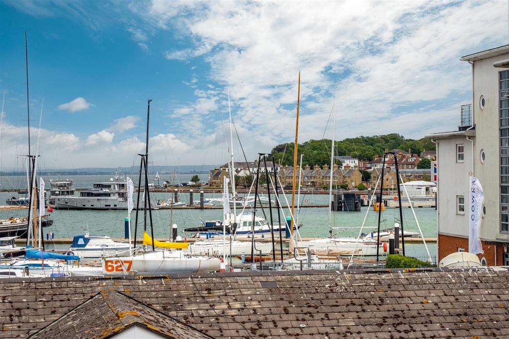 Medina Road, Cowes 2 bed flat - £195,000