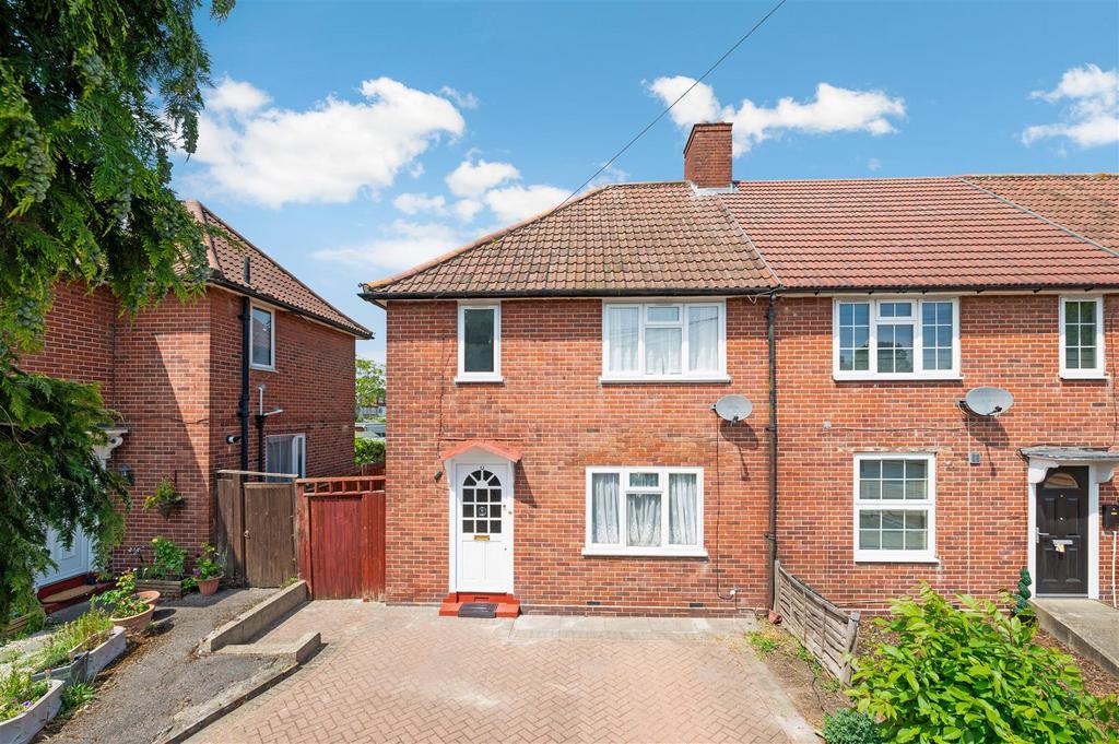 Central Road, Morden SM4 3 bed end of terrace house - £2,400 pcm (£554 pw)