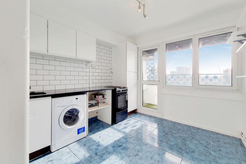 Rainsborough Avenue, Bence House... 3 bed flat to rent - £2,500 pcm (£ ...