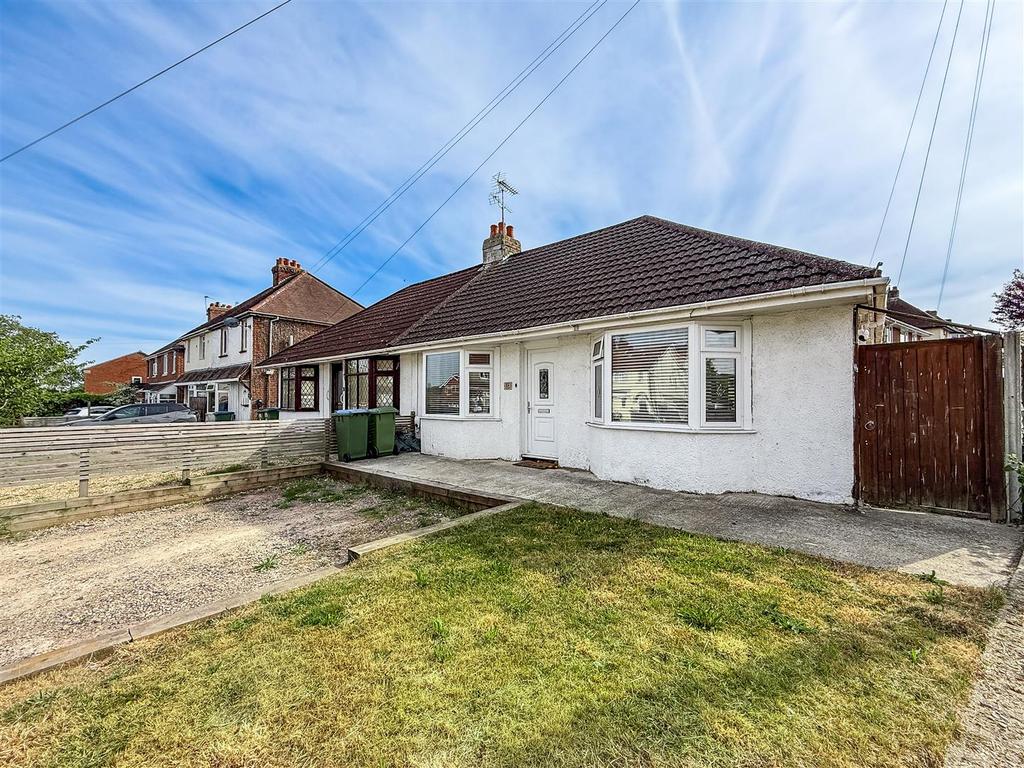 Gudge Heath Lane, Fareham 2 bed semi-detached bungalow - £290,000