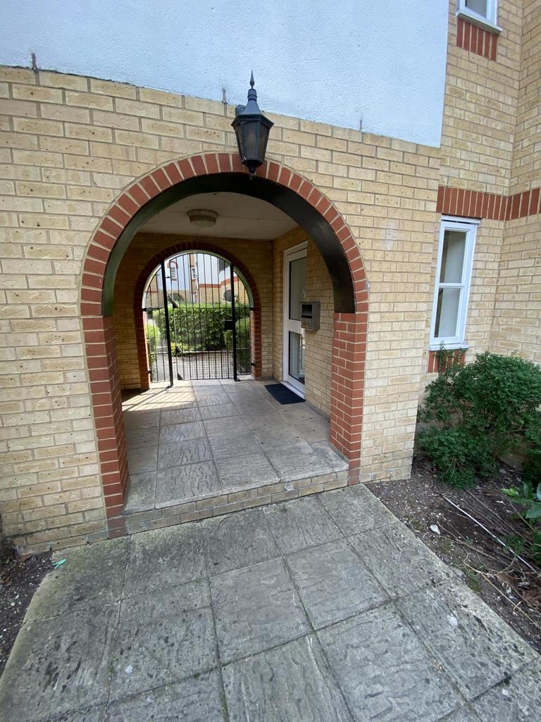 LONDON, E6 6NJ 2 bed flat - £2,000 pcm (£462 pw)
