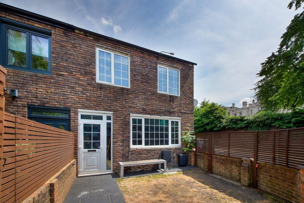 Arabella Drive, East Sheen, London 3 bed end of terrace house - £4,000 ...