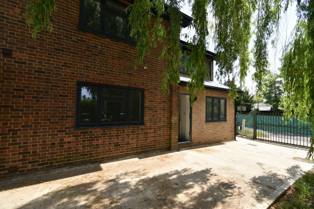 Birchen Grove, NW9 4 bed flat to rent - £3,500 pcm (£808 pw)