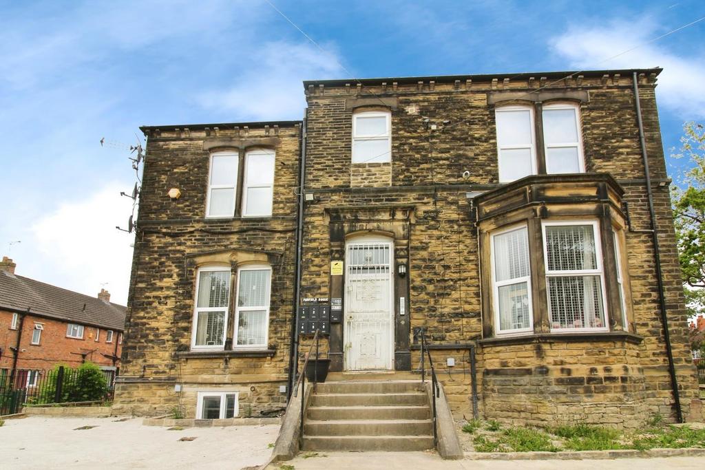 The Gardens, Farsley, Leeds, LS28 5HW 2 bed flat - £825 pcm (£190 pw)
