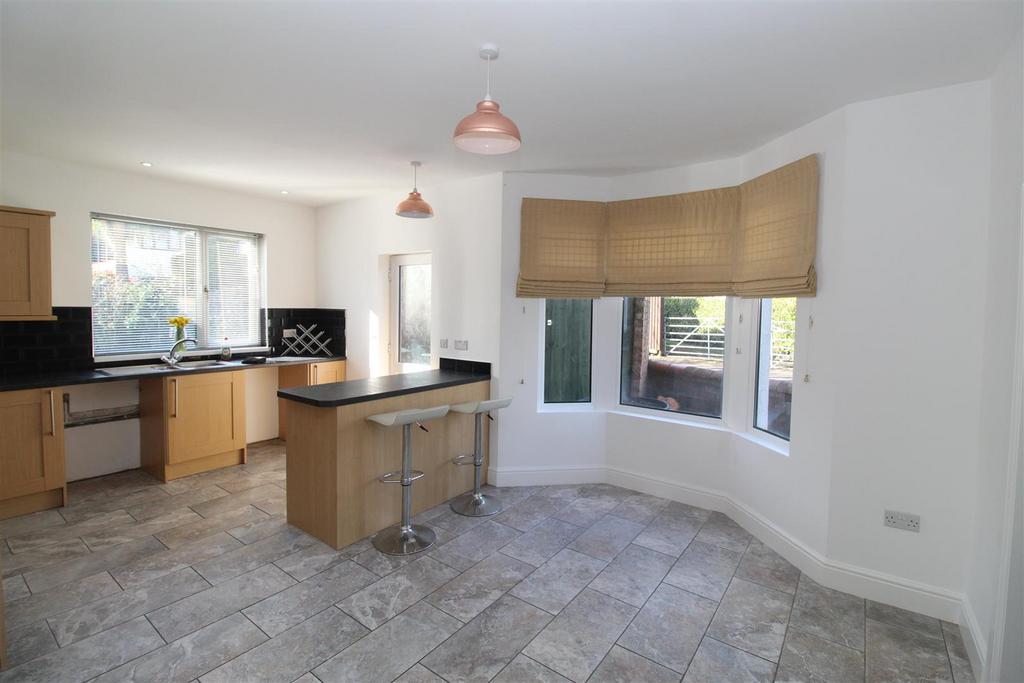College Road, Cardiff CF14 4 bed house - £1,600 pcm (£369 pw)