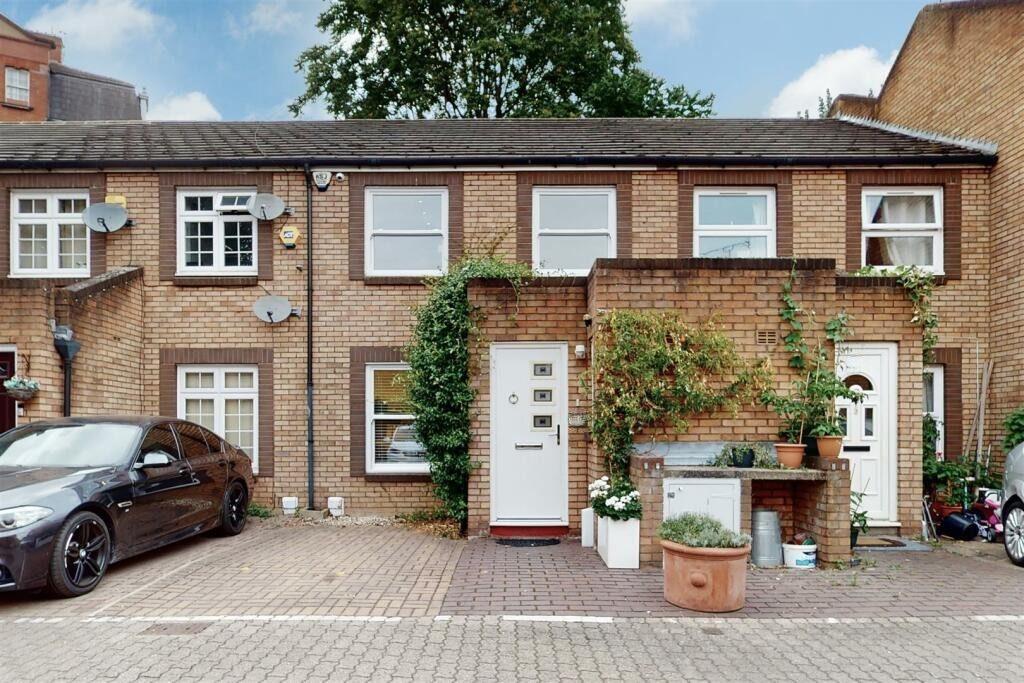 Stepney Green, E1 3 bed end of terrace house to rent - £3,000 pcm (£692 pw)