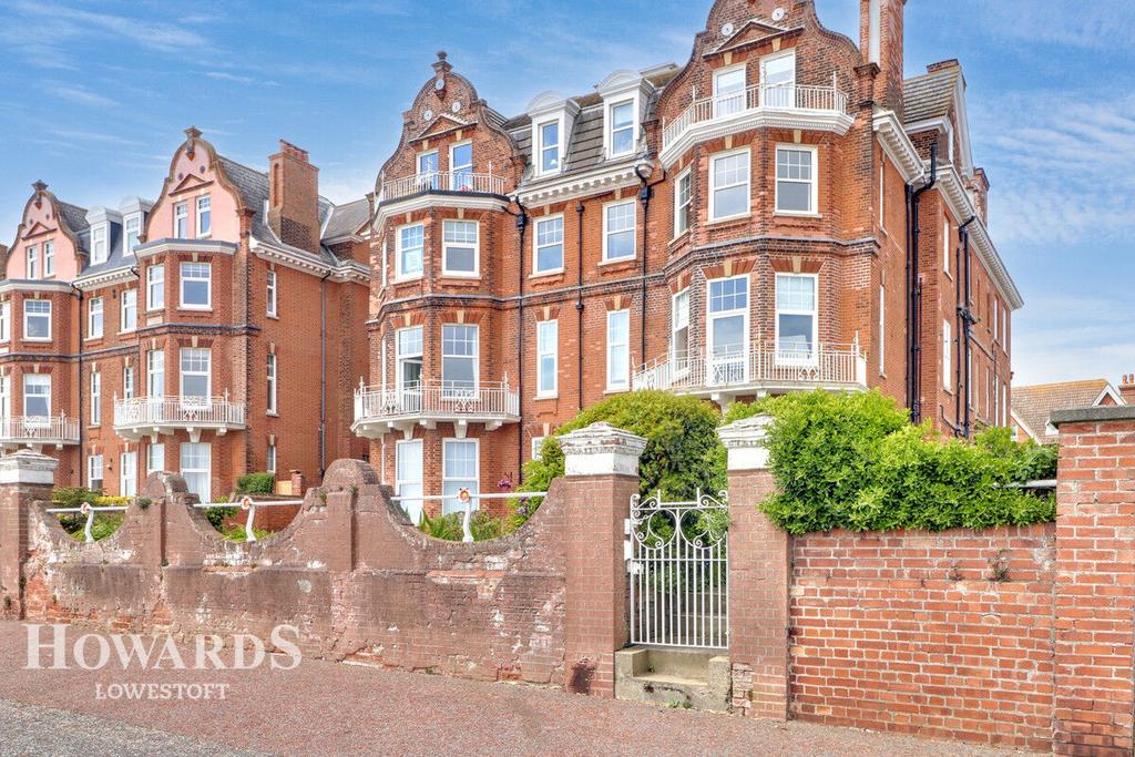 Kirkley Cliff Road, Lowestoft 2 bed flat - £230,000