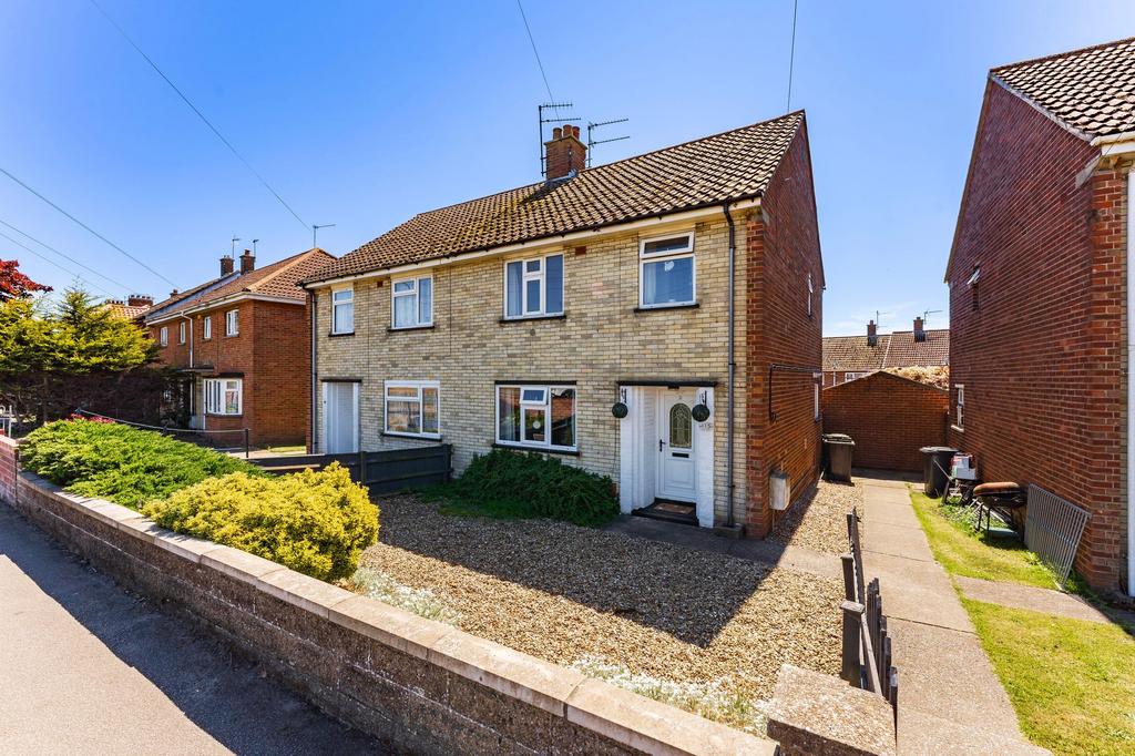 Oulton Road, Lowestoft 3 bed semi-detached house for sale - £200,000