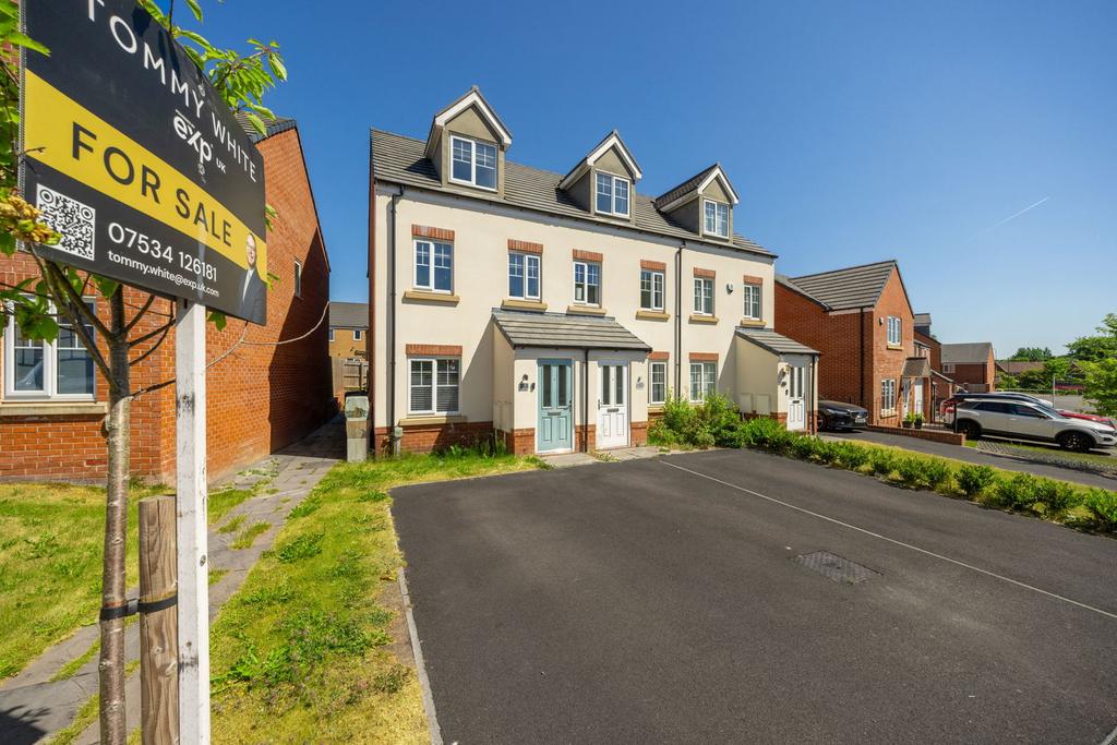 Hadfield Grove, Leigh WN7 3 bed end of terrace house - £240,000