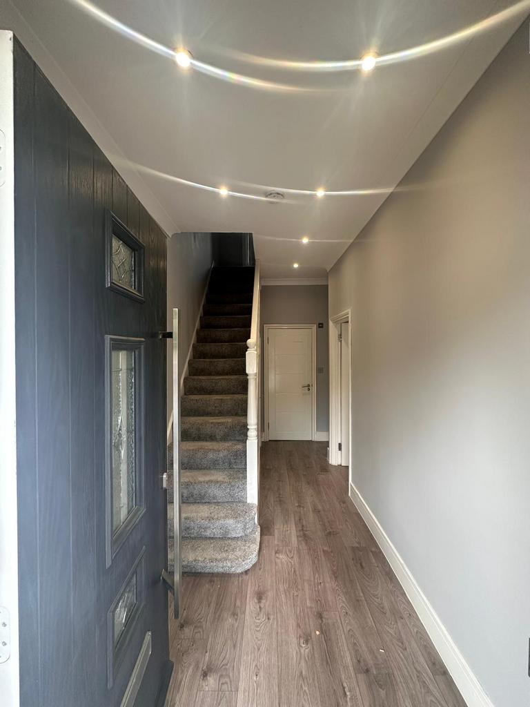 Tomswood Hill Ilford IG6 2QP 3 bed terraced house - £2,500 pcm (£577 pw)
