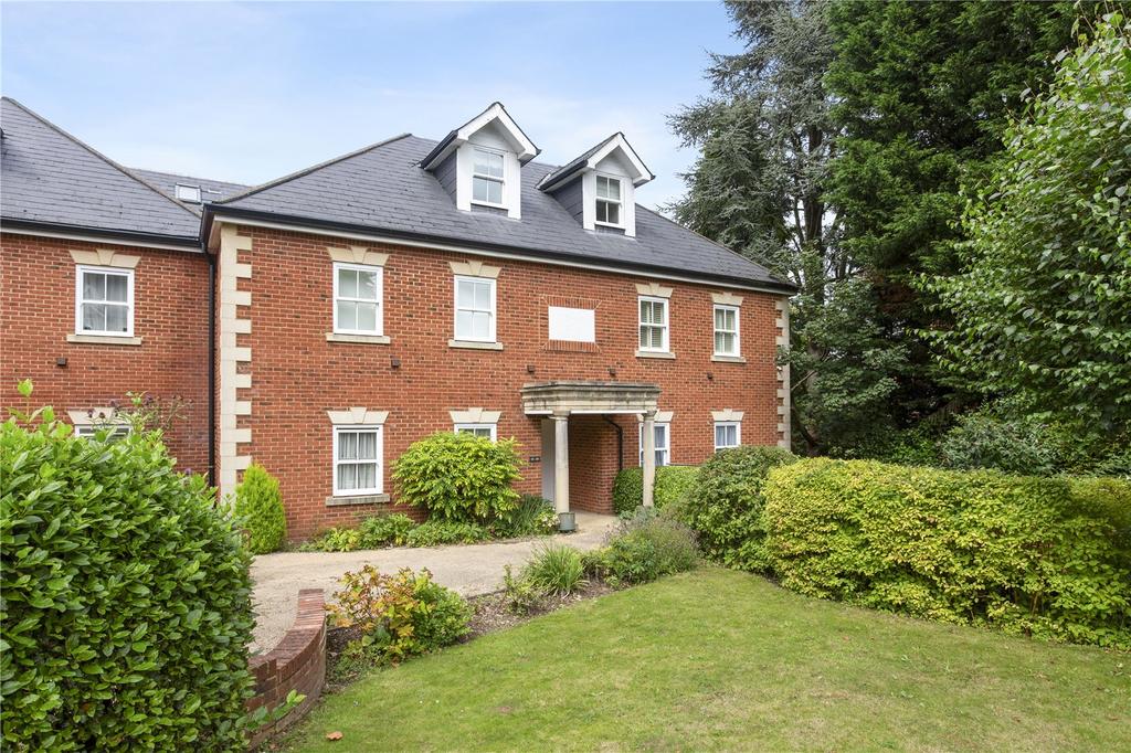 West Hill, Oxted, Surrey, RH8 3 bed apartment to rent - £2,250 pcm (£519 pw)